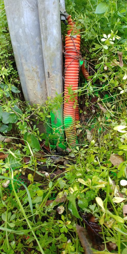Fourreau bouché ou coudé au pied du poteau téléco... - Communauté Orange