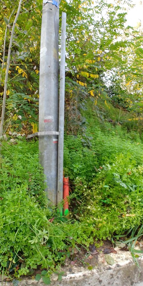 Fourreau bouché ou coudé au pied du poteau téléco... - Communauté Orange